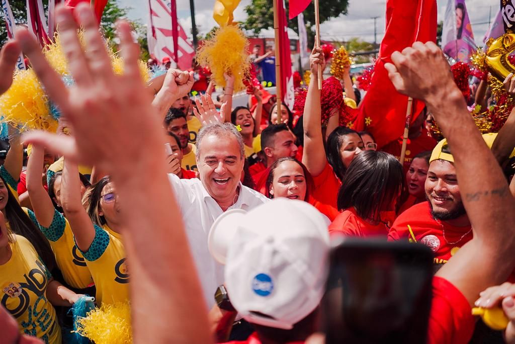 Em Araripina, Danilo e Roberta Arraes comandam carreata do time de Lula ... Em Araripina, Danilo e Roberta Arraes comandam carreata do time de Lula ...